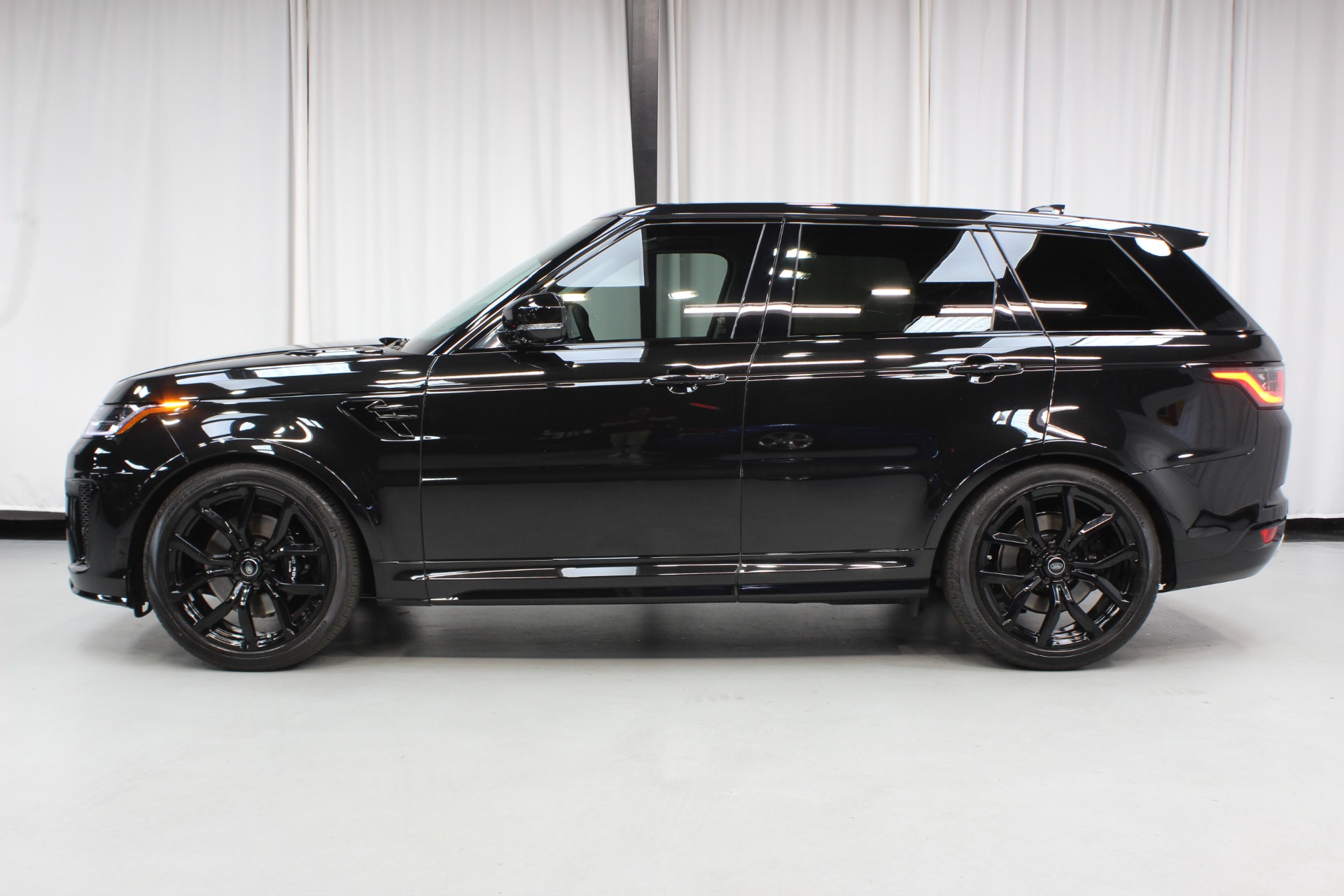 Black Range Rover 2022